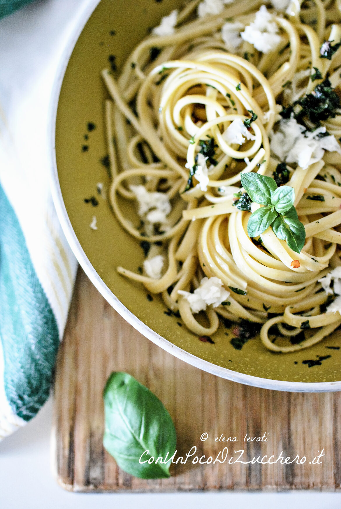 Spaghetti with basil and anchovy - Con Un Poco Di Zucchero